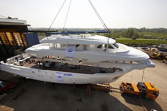 Hull and superstructure of largest Moonen transported