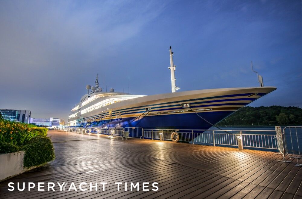 Superyacht Queen Miri in Keppel Bay