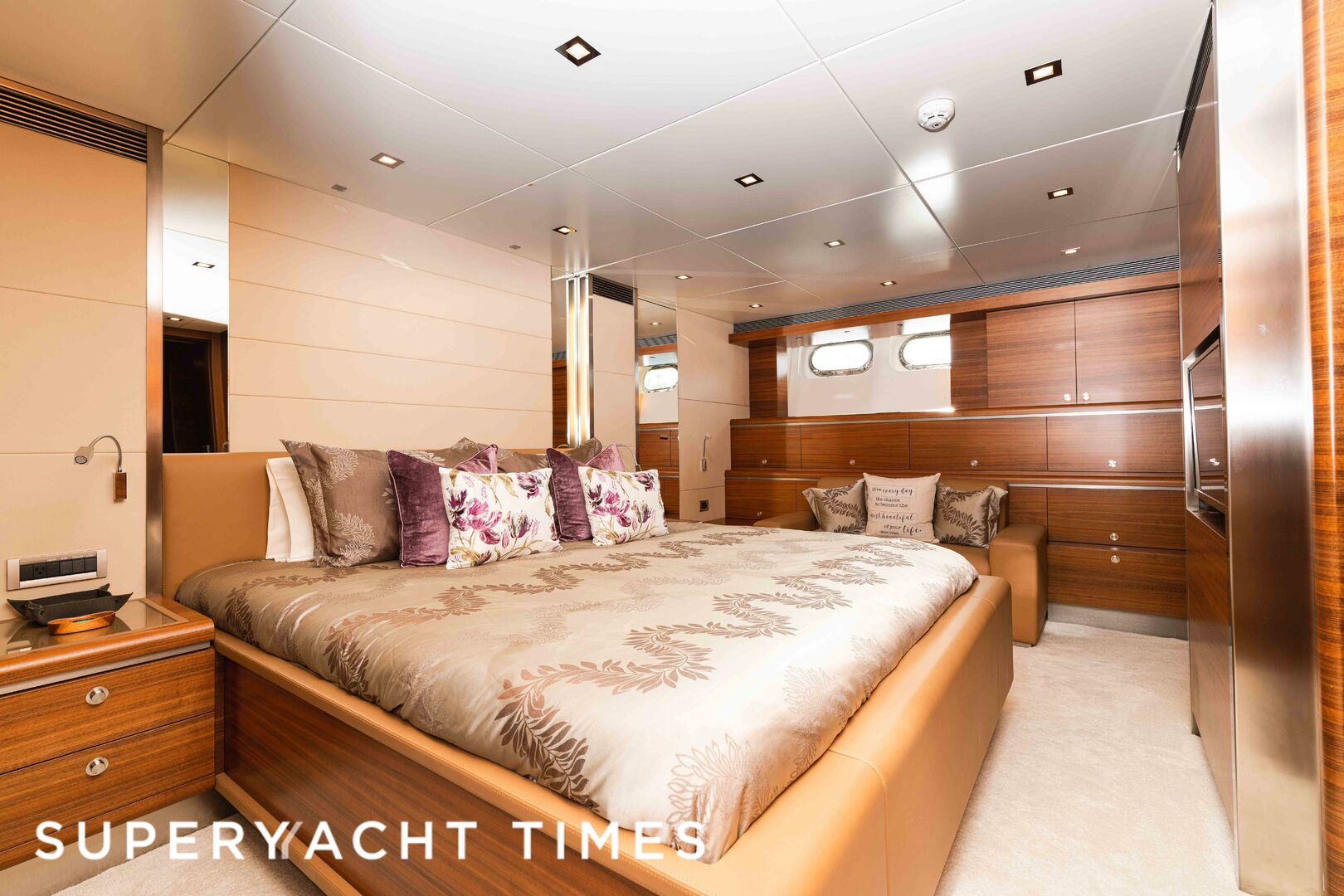 38m Heesen motor yacht Sea Axis for sale