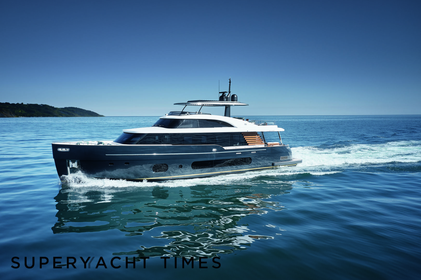 New images of the first high-tech 25m Azimut Magellano 25 Metri