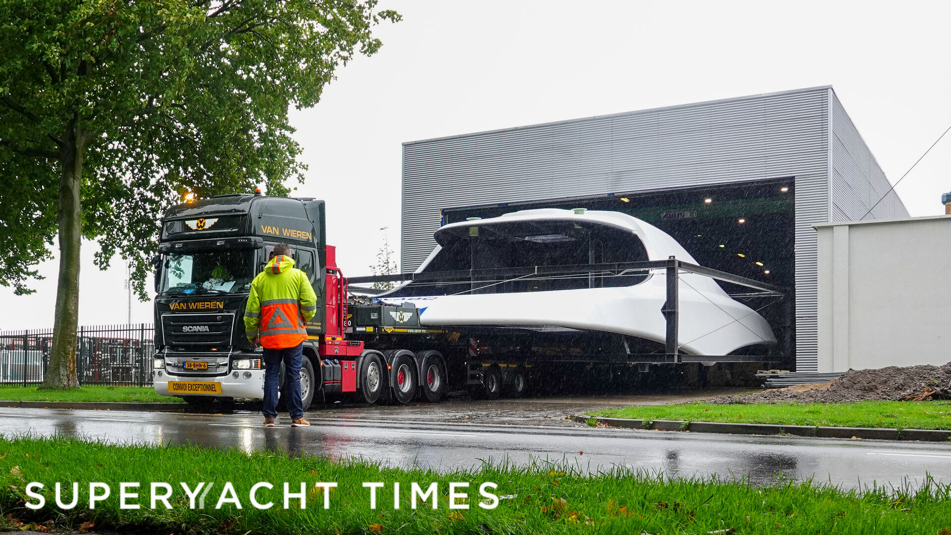 71m Feadship project 820 receives composite sundeck structure