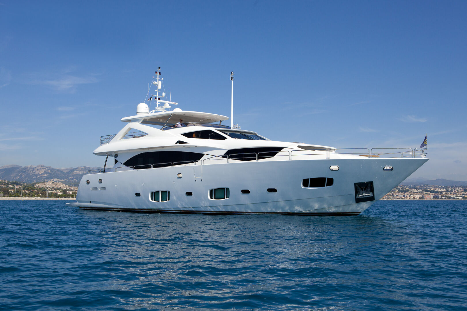 30m Sunseeker yacht Tuppence sold