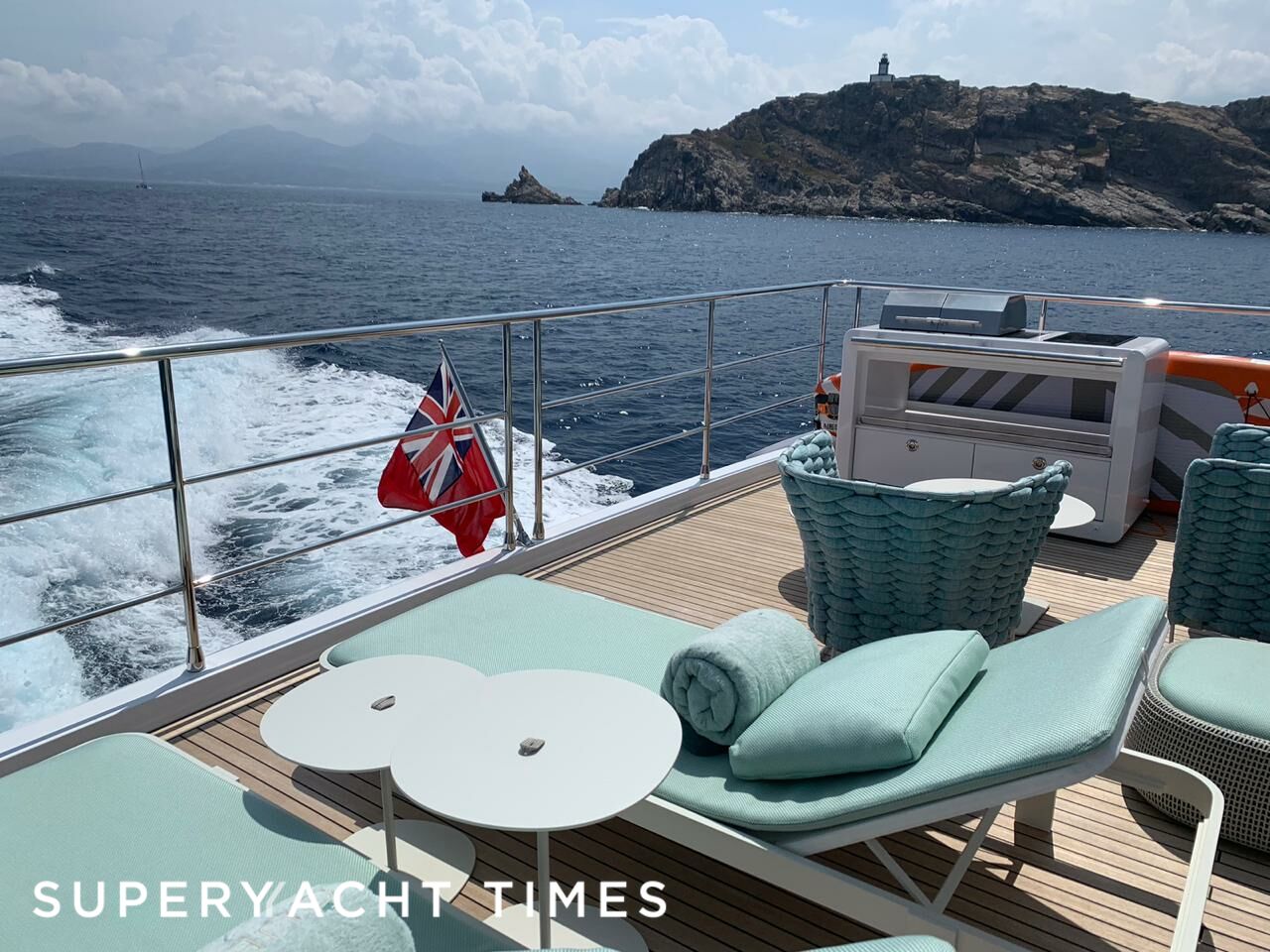 27m Azimut motor yacht Queen Ana is for sale