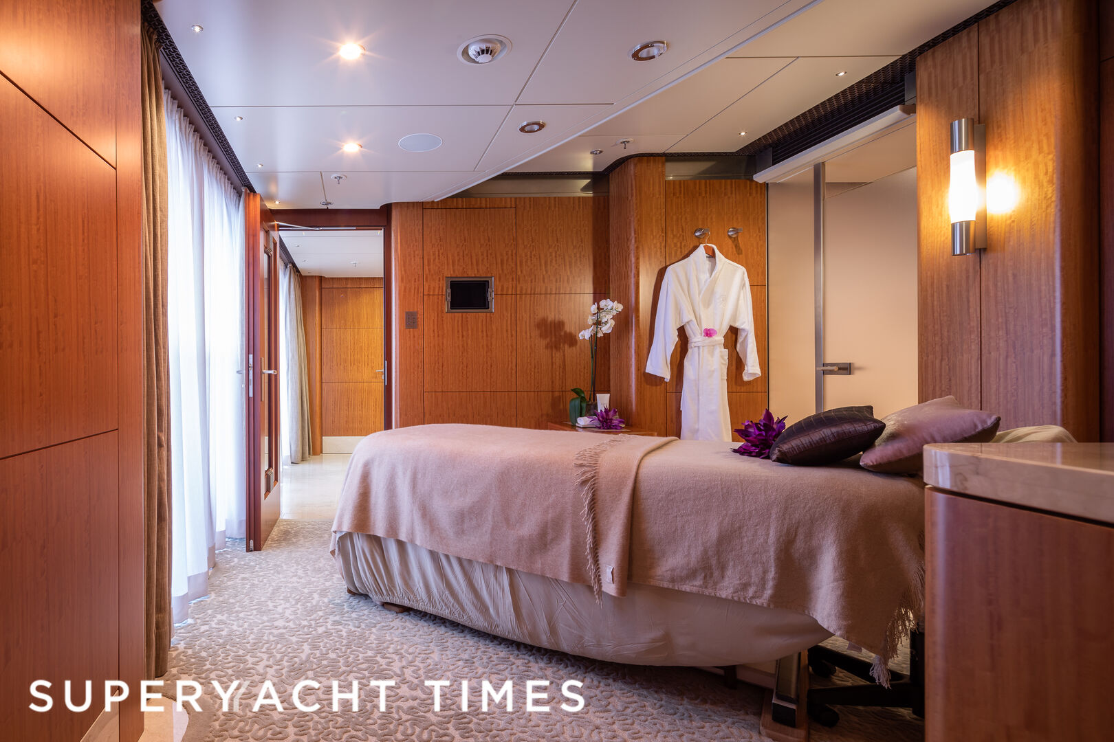 Onboard Octopus: Interior of Paul Allen's legendary 126m superyacht ...