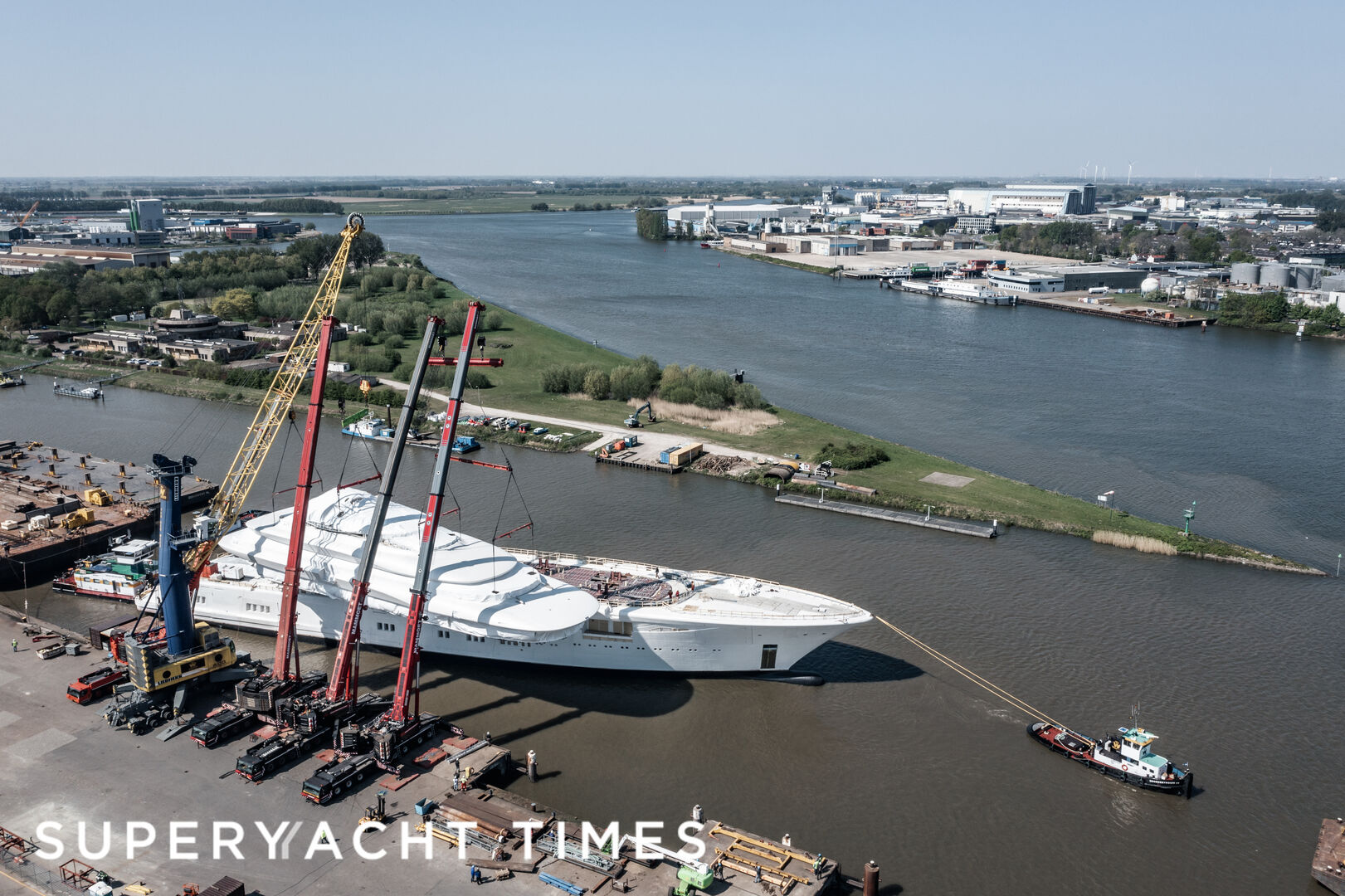 In pictures: Hoisting the superstructure of the 119m Feadship Project 821