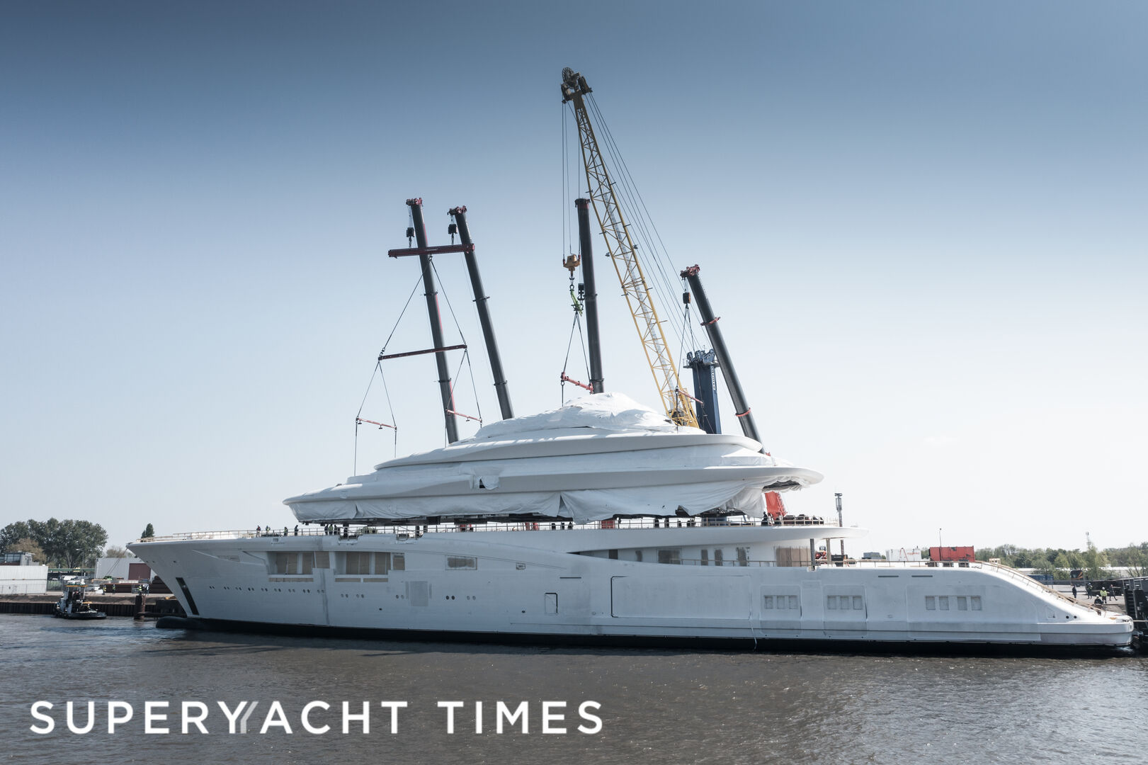 In pictures: Hoisting the superstructure of the 119m Feadship Project 821