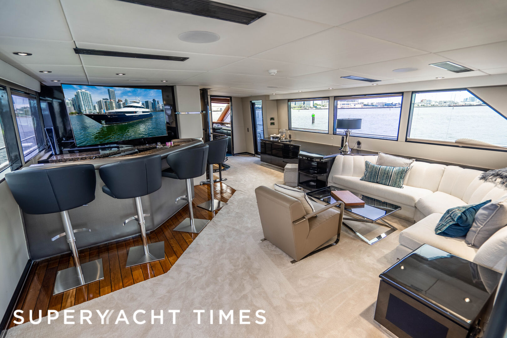 38m Broward motor yacht Quantum sold