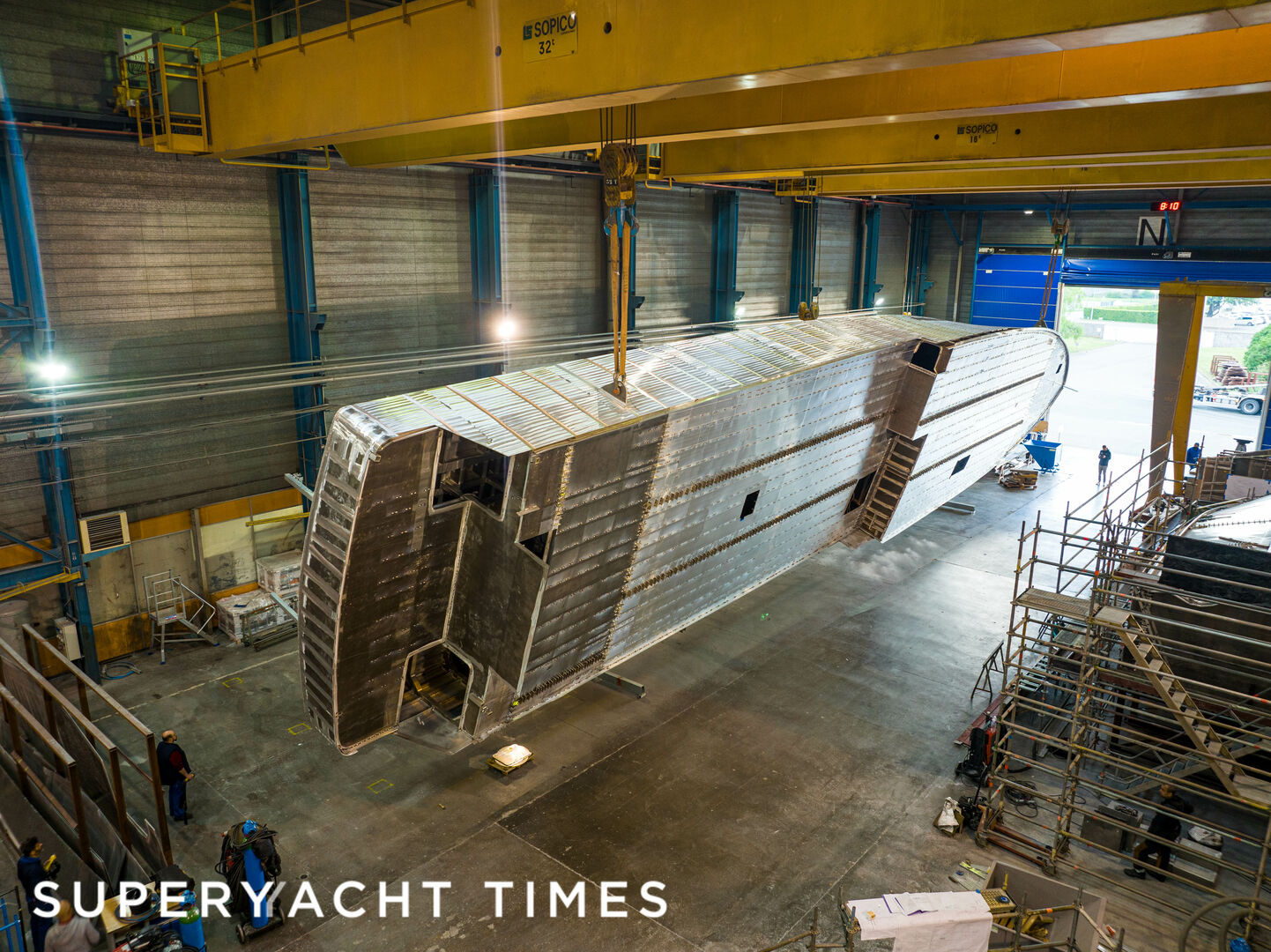 Ocea transports hull of 33m Ocea Commuter 108 New to outfitting facilities