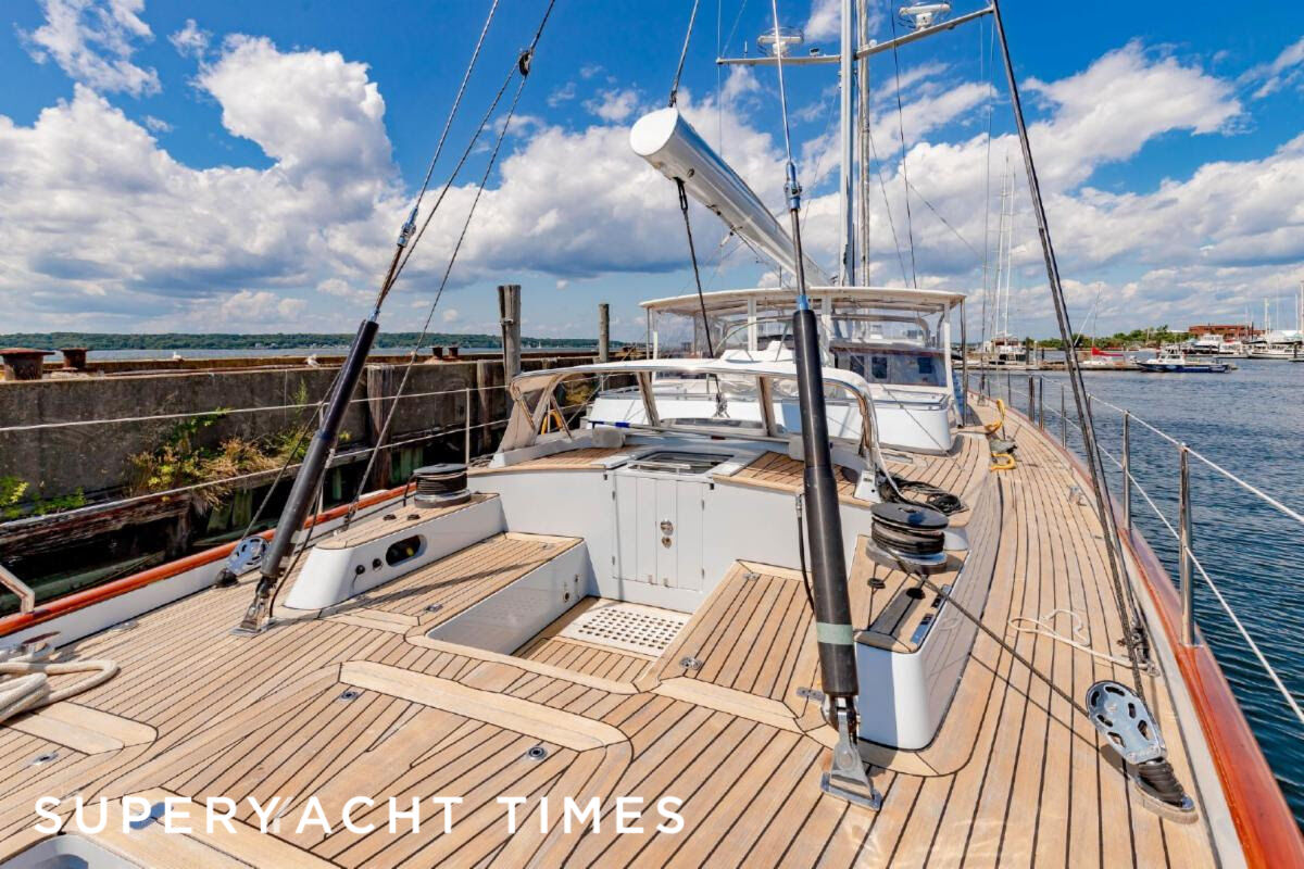 Cabochon yacht deck