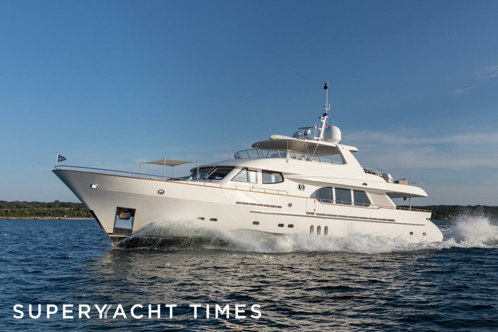 Pura Vida yacht cruising