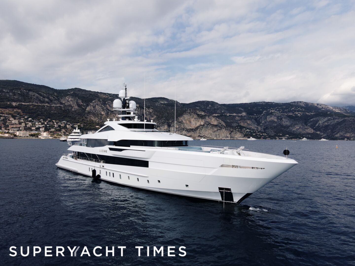 Heesen superyacht Lusine on the French Riviera