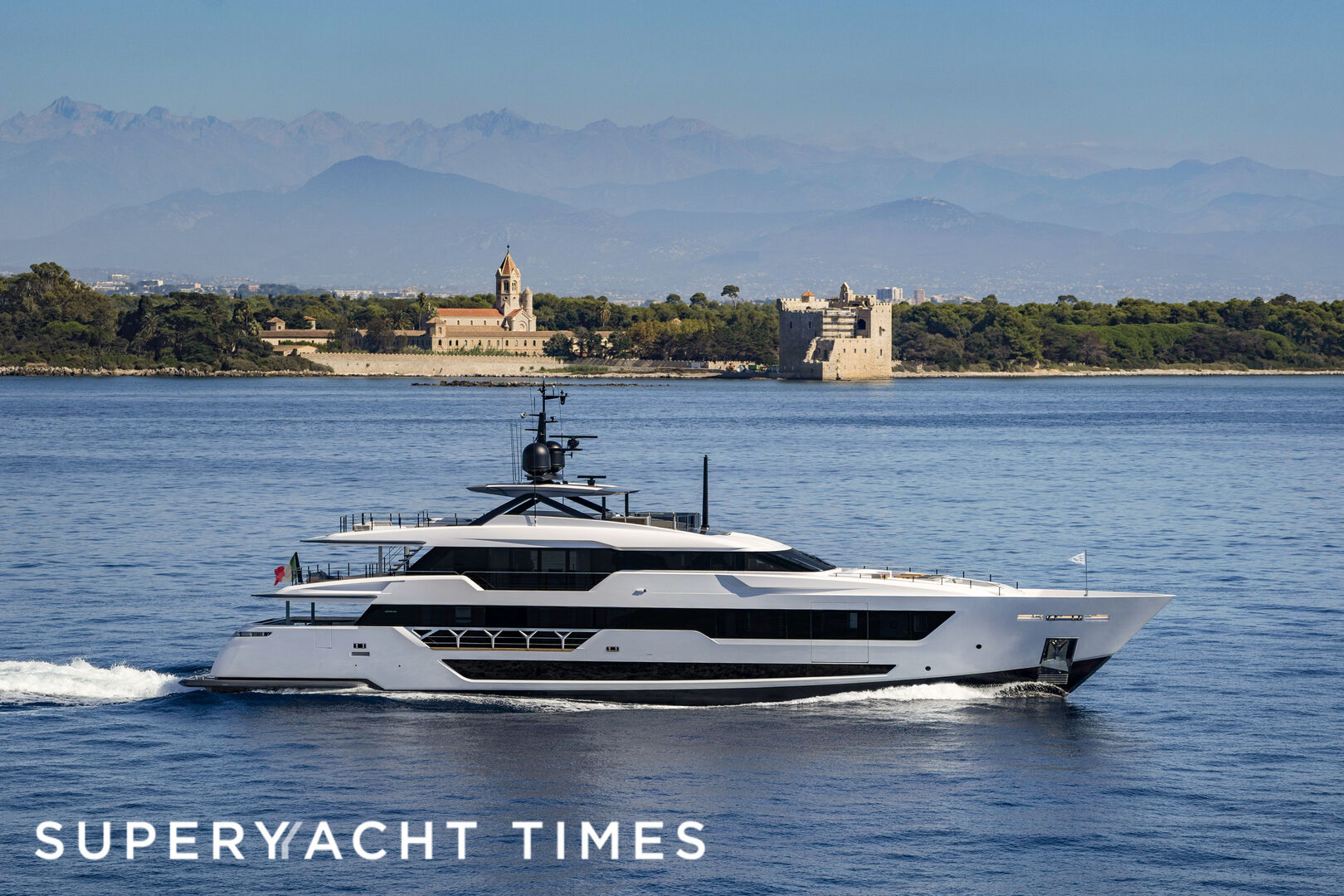 Custom Line 140/01 yacht cruising