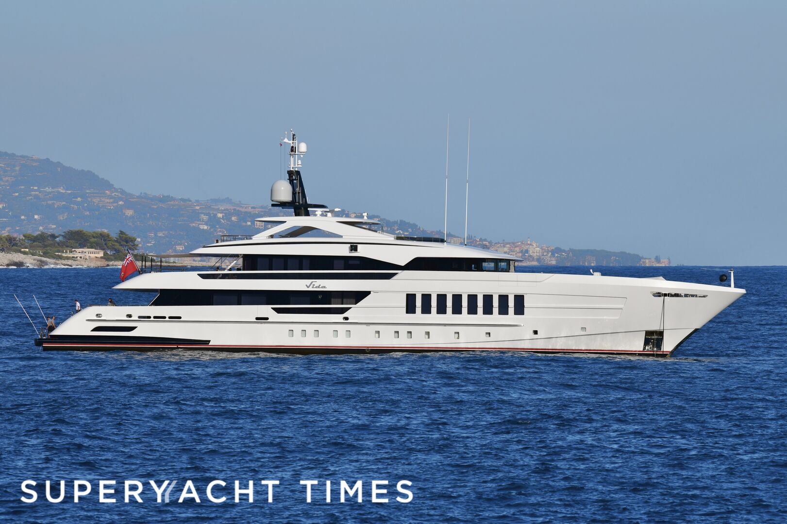 Heesen superyacht Vida on the French Riviera