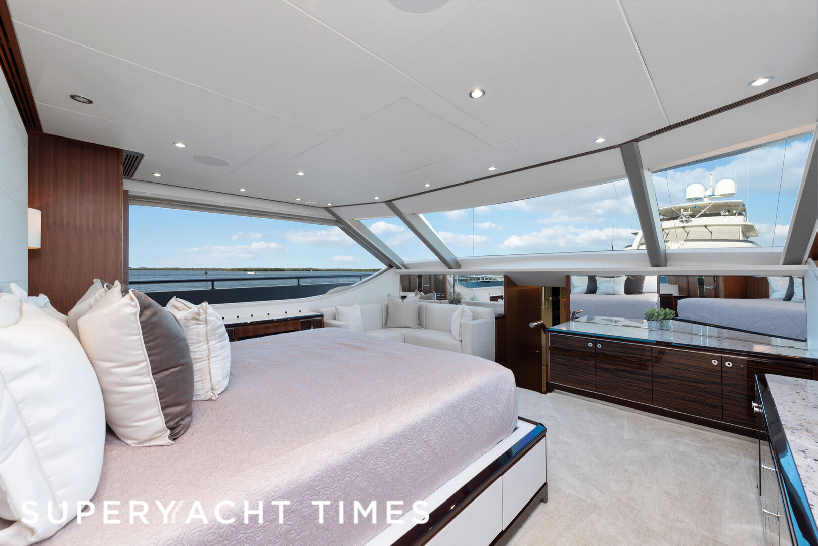 36m Ocean Alexander motor yacht Everglade for sale