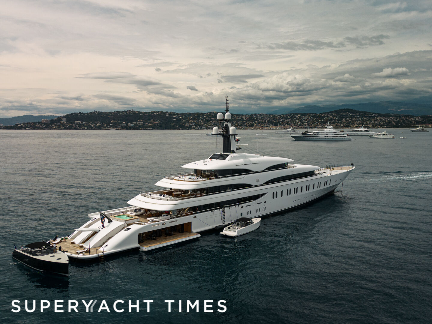 Benetti superyacht IJE on the French Riviera