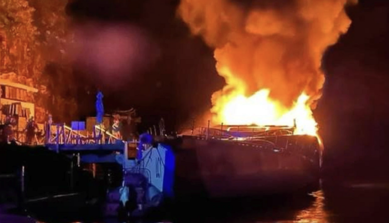 Yacht destroyed by fire in Sydney Harbour