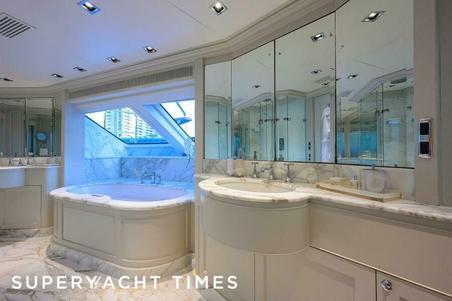 37m Benetti motor yacht M2 sold in-house