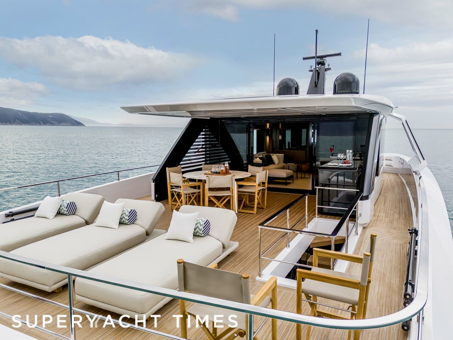 First look at the interiors of the 27m Ferretti INFYNITO 90 yacht model