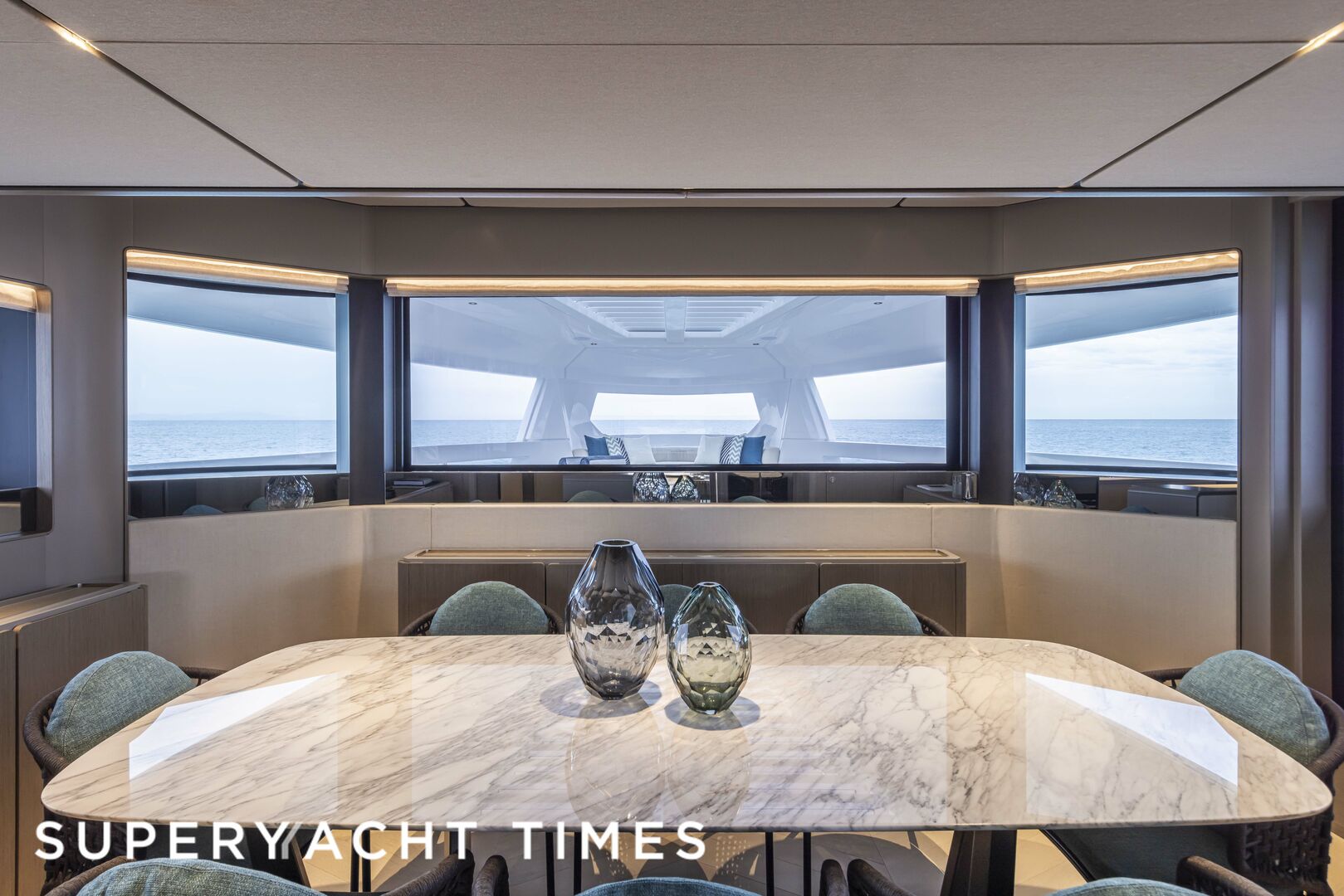First look at the interiors of the 27m Ferretti INFYNITO 90 yacht model