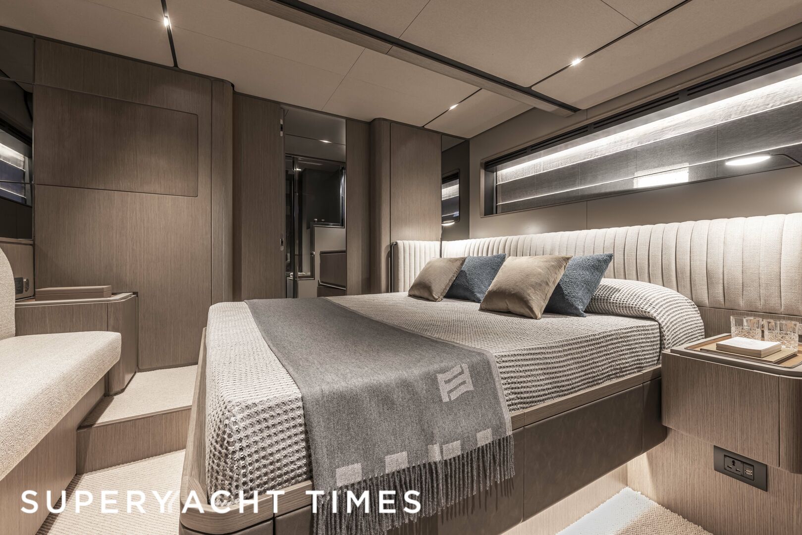 First look at the interiors of the 27m Ferretti INFYNITO 90 yacht model