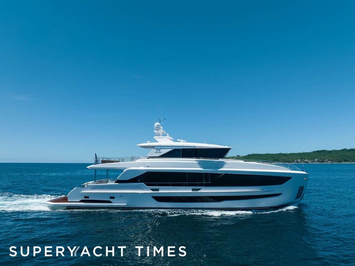 27m Horizon FD90 motor yacht sold with first split-use skylounge