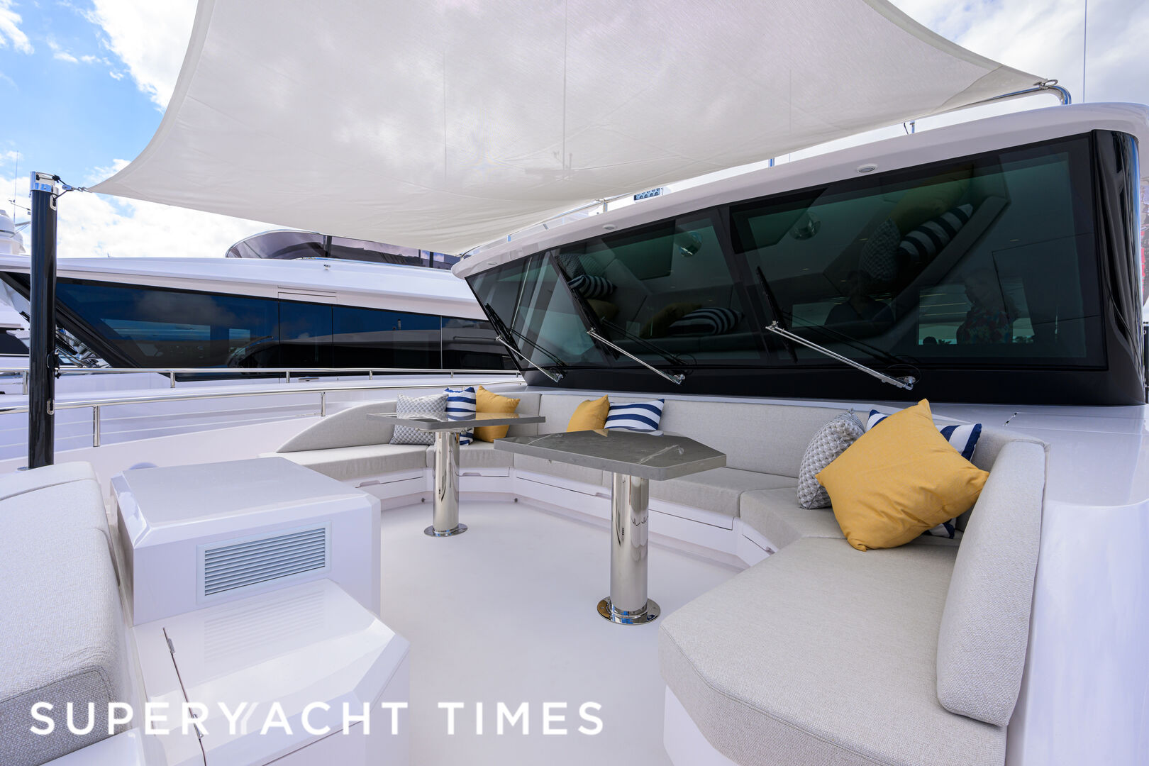 27m Horizon FD90 motor yacht sold with first split-use skylounge