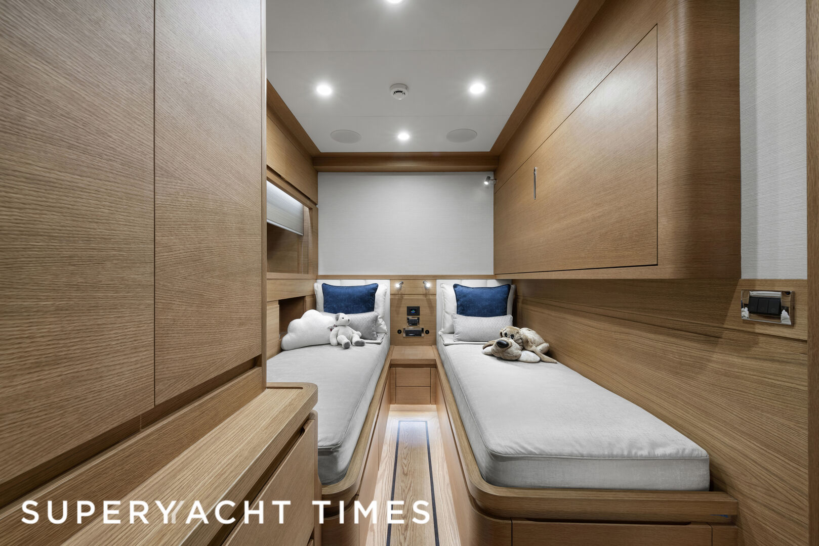 29m full-custom Vicem 95 yacht Empire delivered to Australia