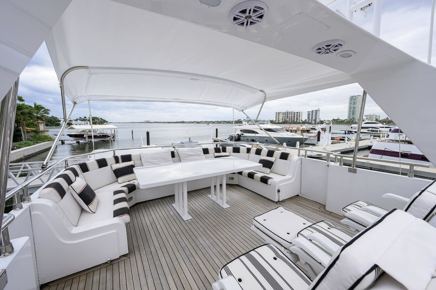 30m motor yacht Cipango enters the market