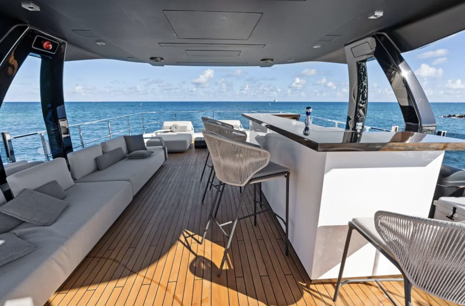 37m Custom Line motor yacht Jules for sale