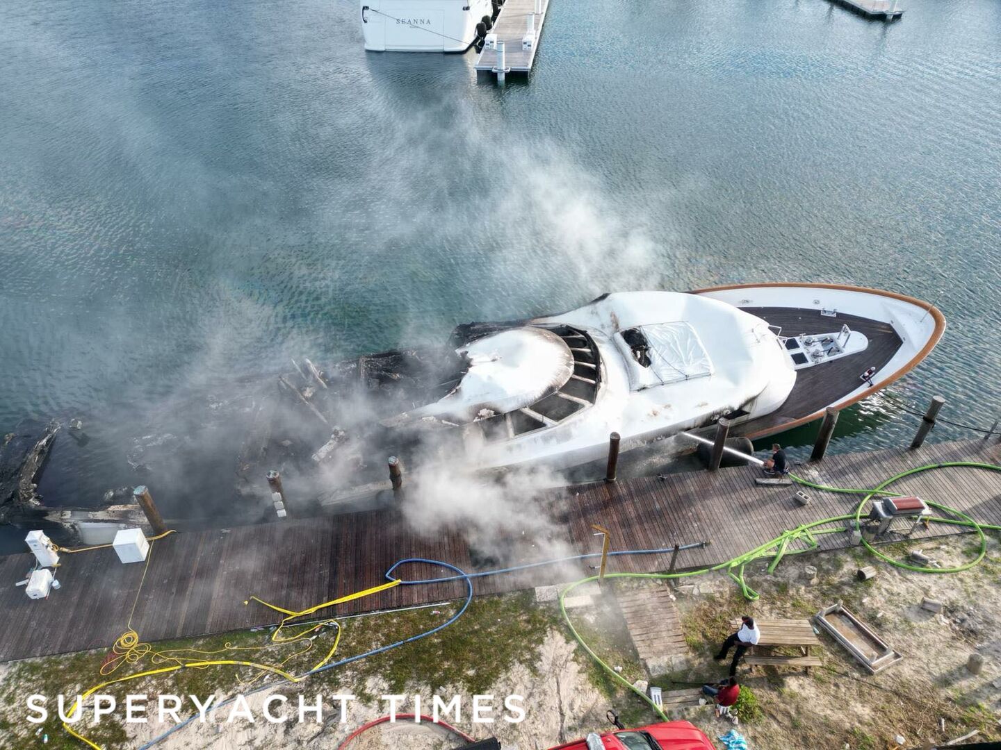 Video: 38m Delta Marine motor yacht Chanson destroyed in Bakers Bay fire