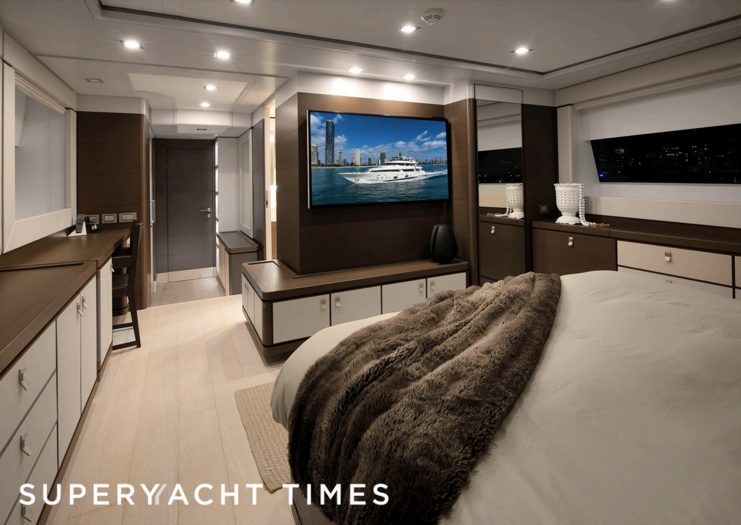 Custom Line 33m yacht Pinnacle for sale