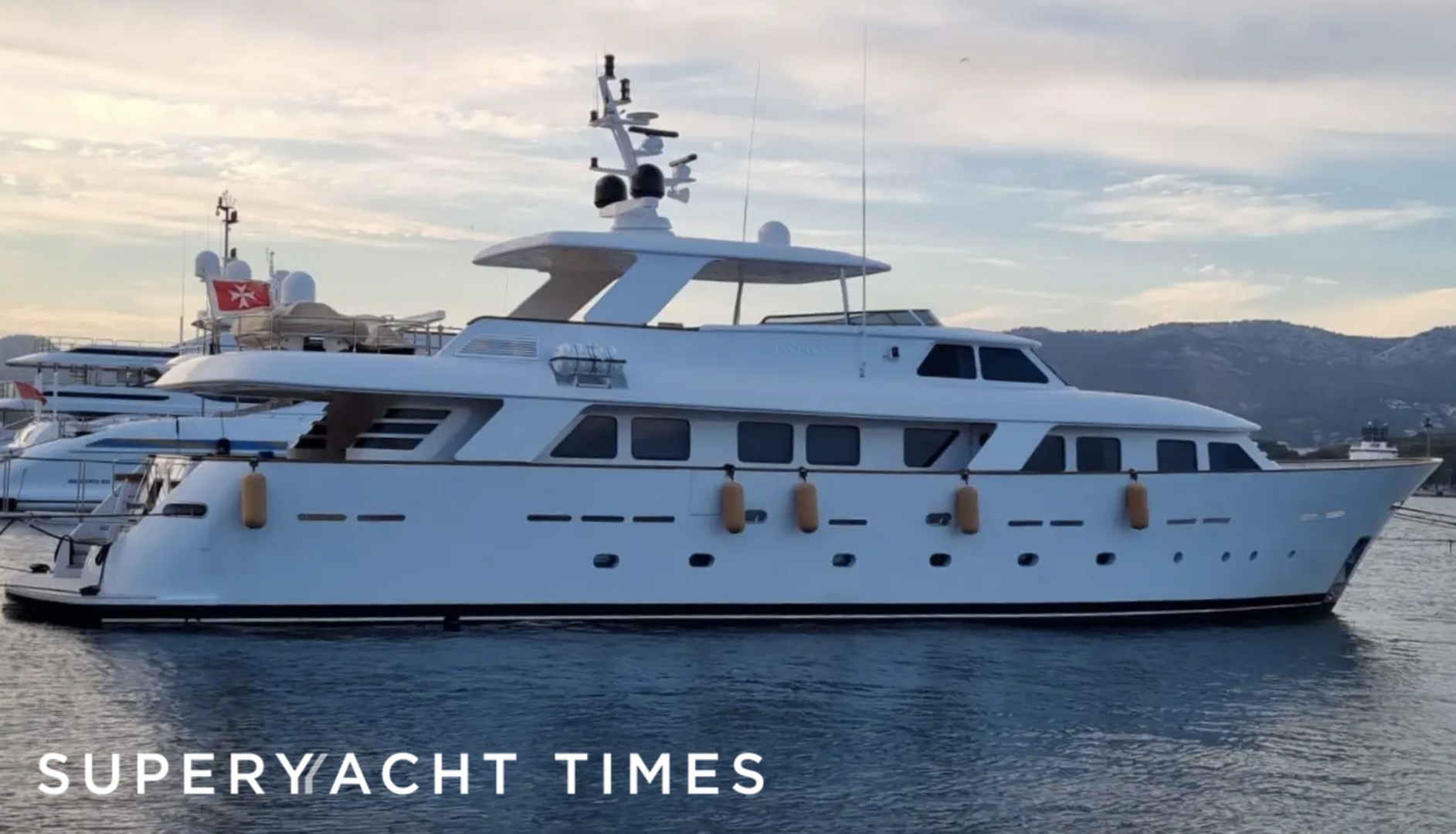 33m CNT Castagnola motor yacht L’Instant IV joins the market