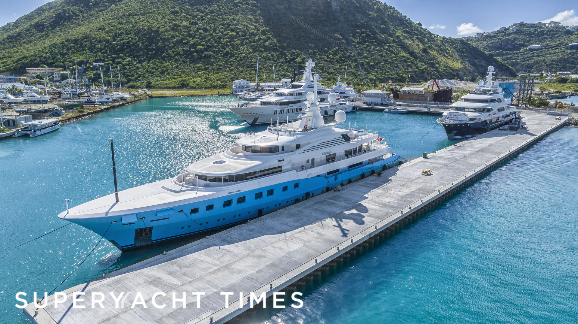 72m superyacht Axioma in Sint Maarten
