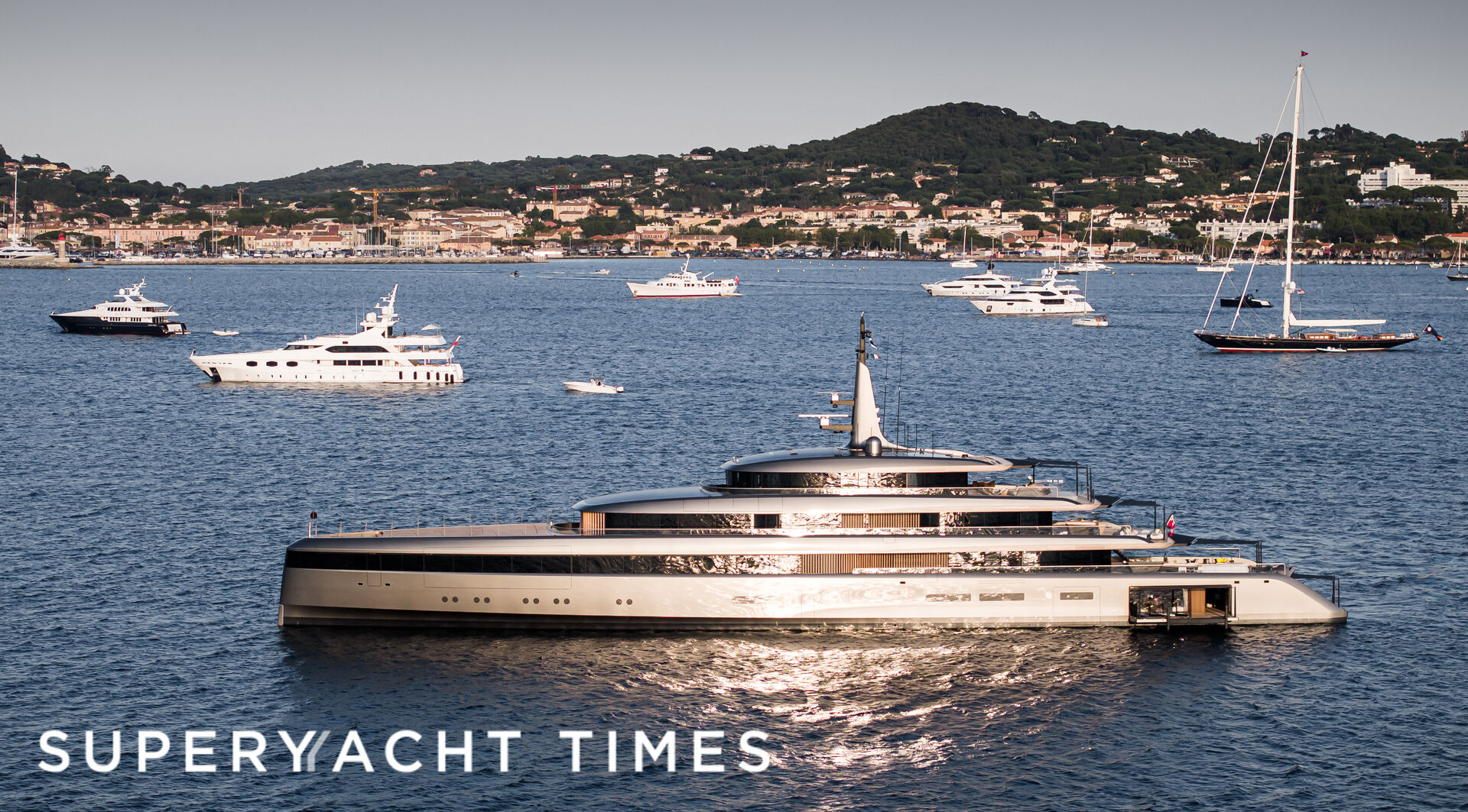 84m Feadship superyacht Obsidian in Saint-Tropez