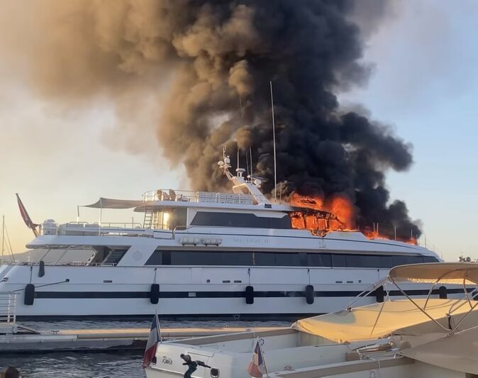 Update: 41m superyacht Sea Lady II on fire in Port de Saint Tropez, France