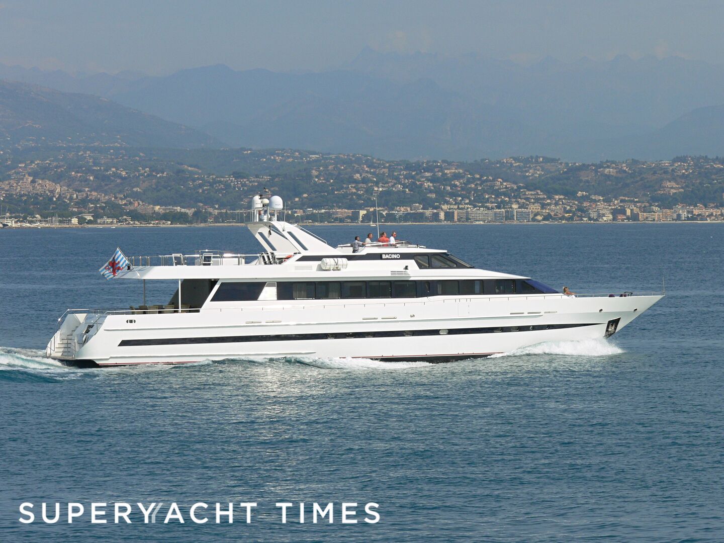 32m Heesen motor yacht Platinum Princess sold for less than €700k