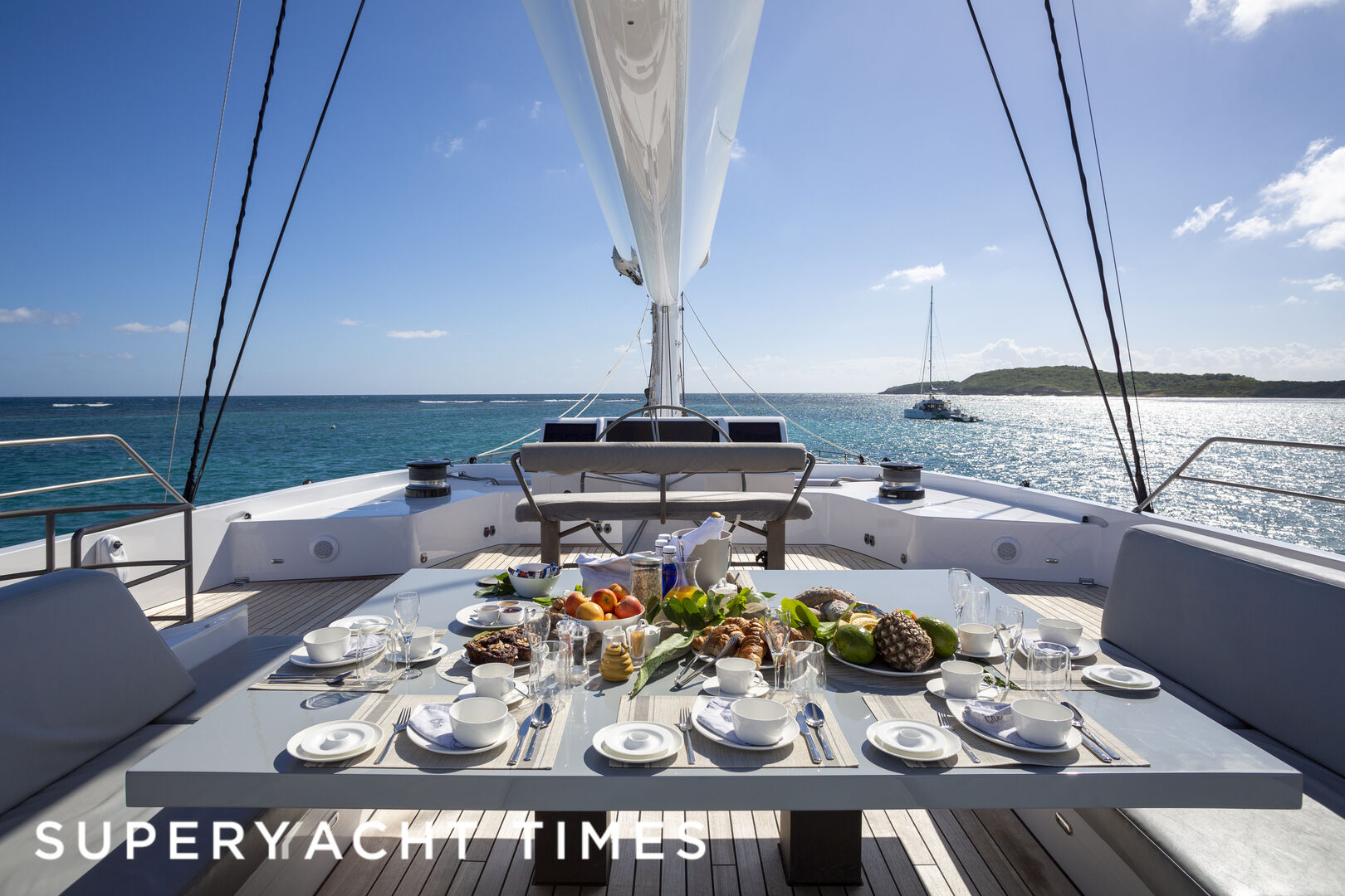 35m sailing catamaran yacht Che is for sale